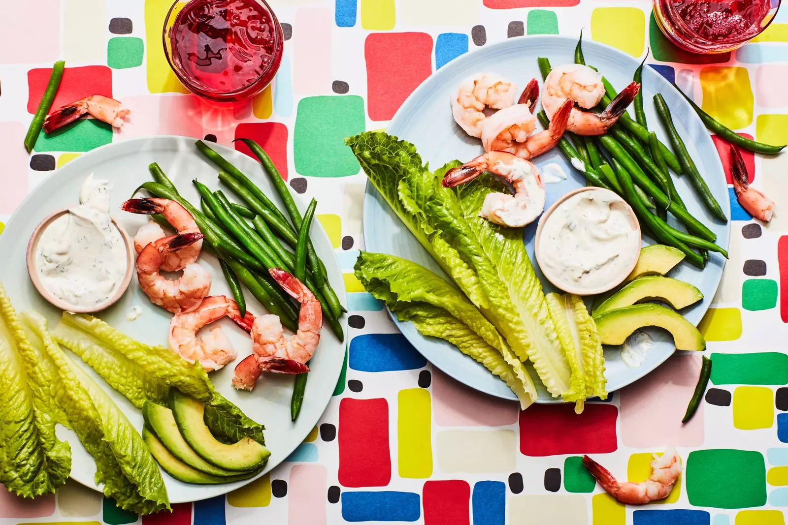 Foto de una de nuestras recetas de camarones más fáciles Camarones con lechuga de judías verdes y salsa cremosa de eneldo y limón.