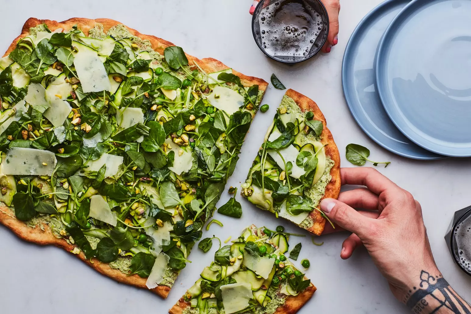 Una de las mejores recetas de calabacín es esta pizza blanca con verduras afeitadas y pesto.