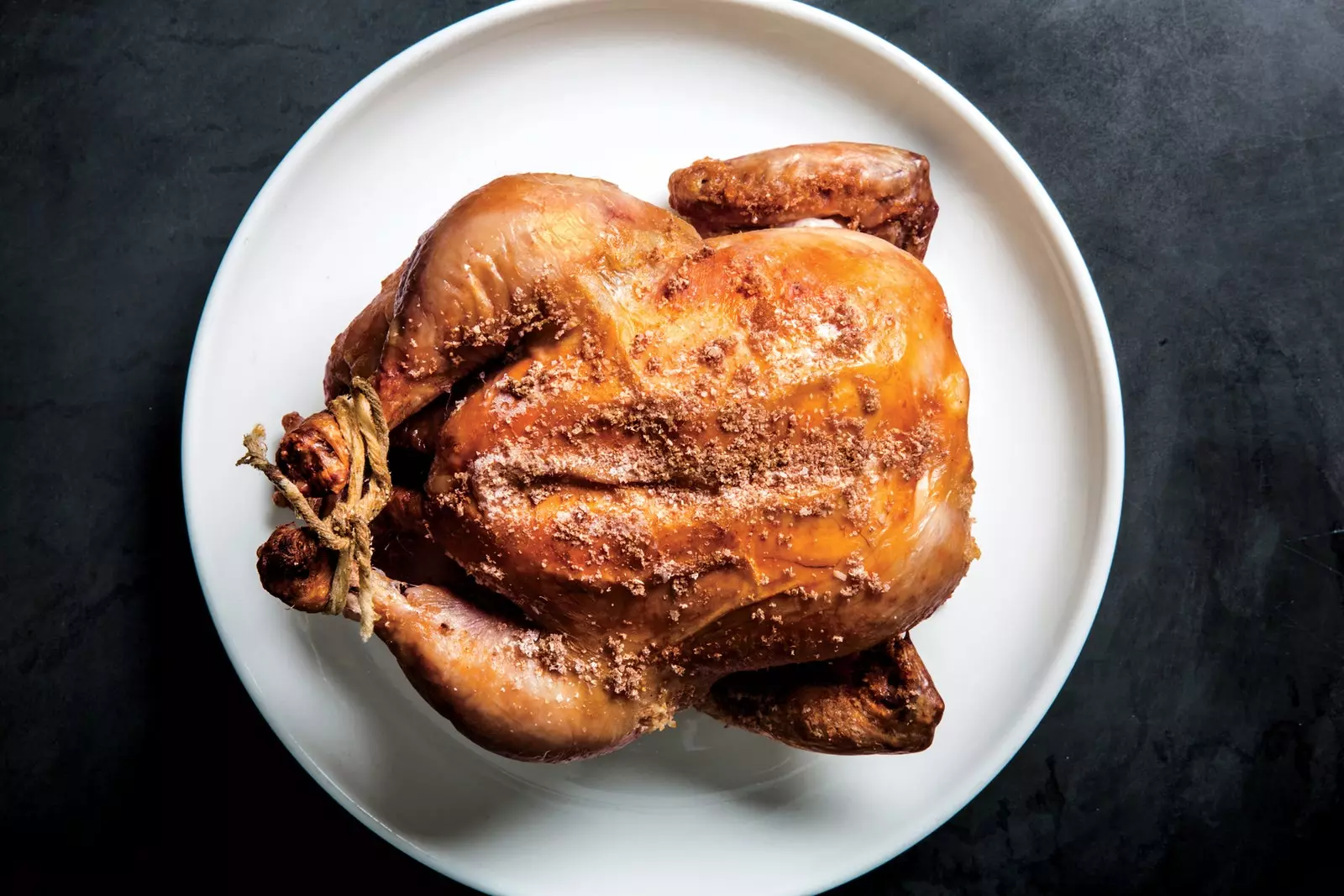 L'image peut contenir un plat de dîner de repas de rôti de nourriture et un dîner de dinde