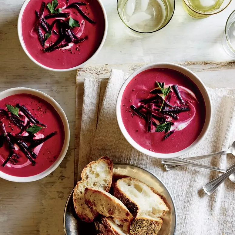 E tolu ipu o le beet ginger ma le suasusu susu i luga o le laulau ma sipuni lino ma falaoa i luga o se ipu.