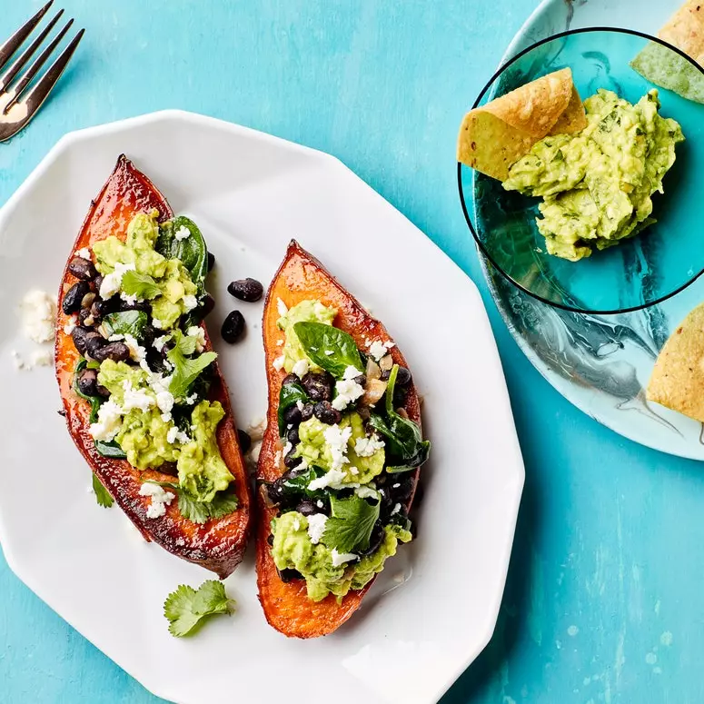 A imagem pode conter talheres garfo vegetal alimentos e pão