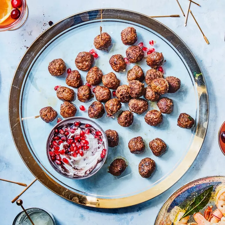 Ien fan ús favorite hors d'ouevres binne dizze Turkske spice Meatballs. Dizze waarme appetizer is perfekt foar jo folgjende feest