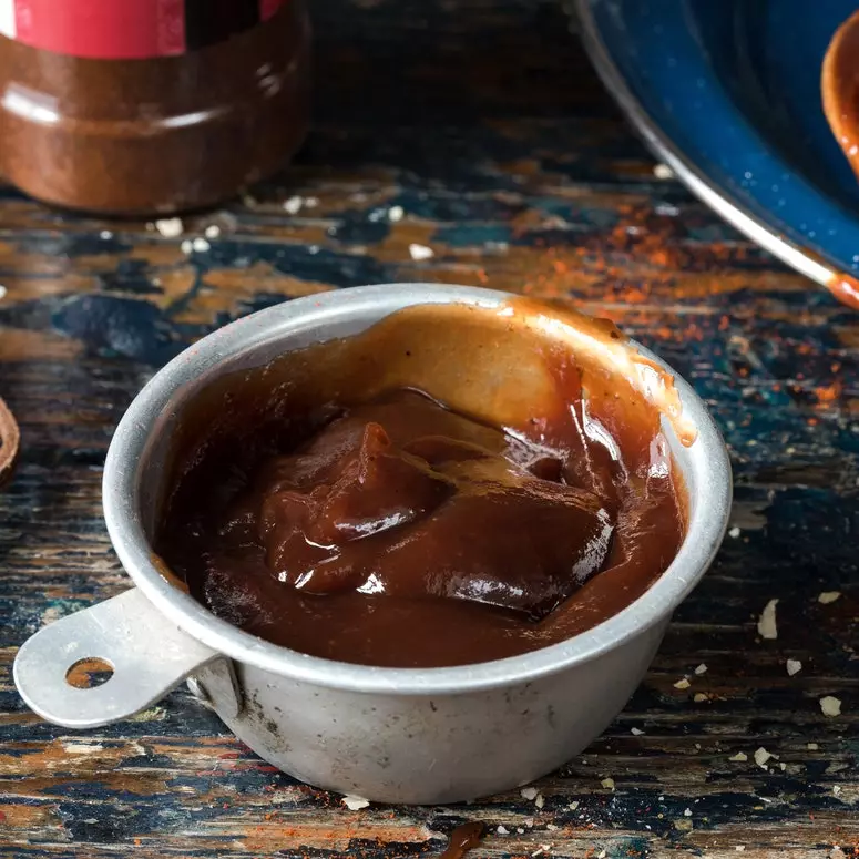 A imagem pode conter Animal Réptil Cobra Comida Sobremesa Copo de Café Copo Bebida de Chocolate Chocolate Quente e Bebidas