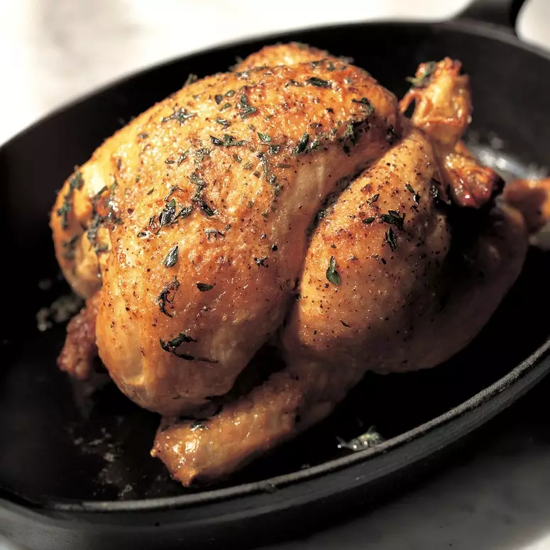 Piščanca pečemo v ponvi z zeliščnimi listi po receptu Thomasa Kellerja za najljubšega pečenega piščanca.