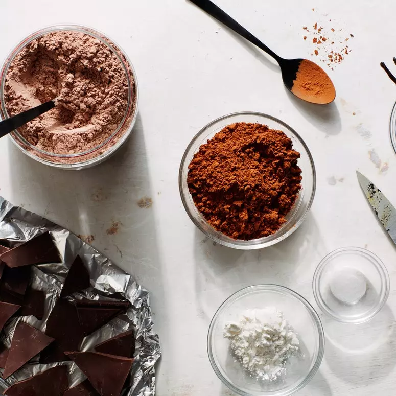 အိမ်လုပ် hotchocolate ရောစပ်ရန်အတွက် ပါဝင်ပစ္စည်းများ၏ အပေါ်ယံမြင်ကွင်း။
