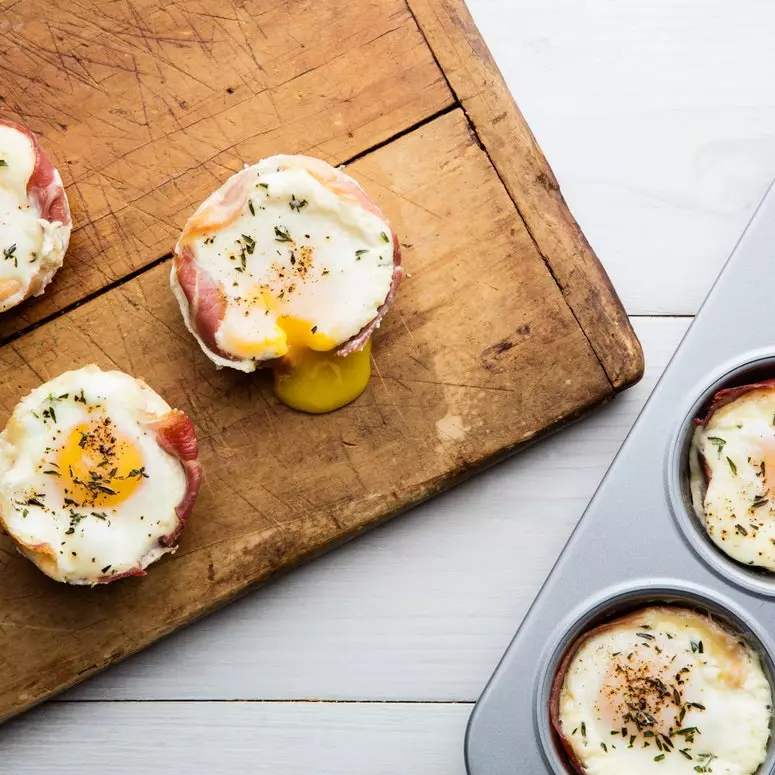 Resep ketofriendly terbaik adalah protein rendah karbohidrat tinggi dan kelezatan murni — seperti keranjang prosciutto telur ini.
