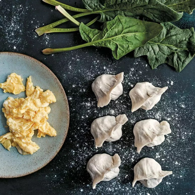 Foto af vegetariske dumplings opskrift med spinat og æg fra Helen You's Dumpling Galaxy.