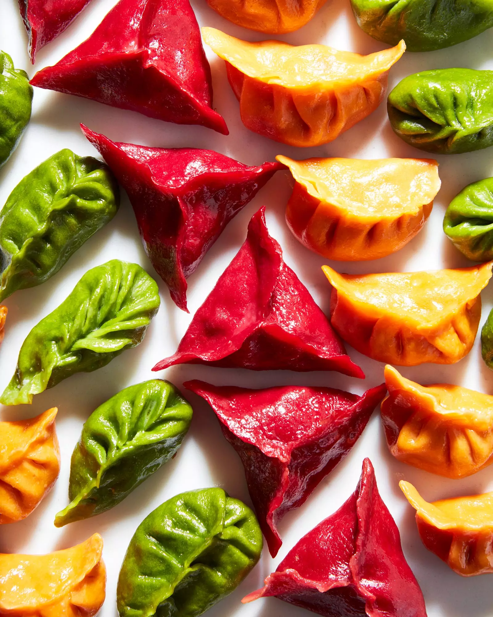 Foto af dumplings farvet med rødbede-gulerod og spinatpuré.