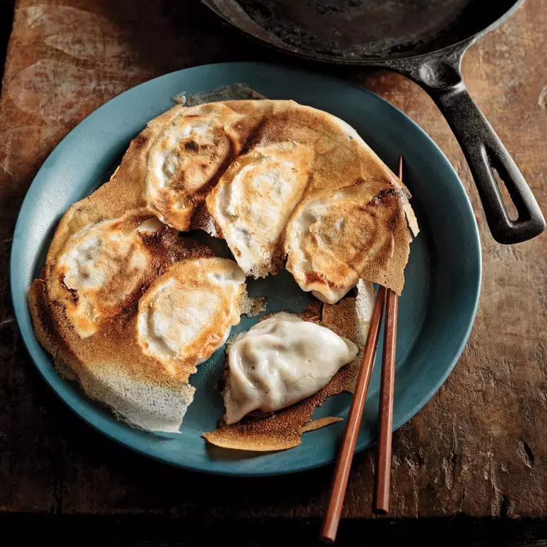 Sarin'ny recette dumpling potsticker nendasina eo amin'ny lovia misy zanak'ondry sy voatavo maitso ary zipo matevina.