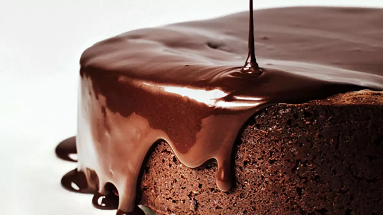 레드 와인 글레이즈를 곁들인 가장 어두운 초콜릿 케이크
