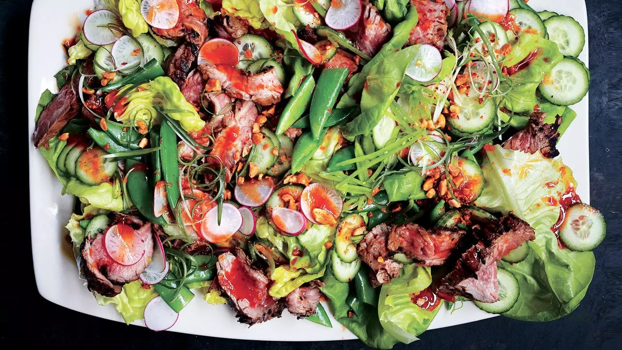 Steakhouse-salat med rød chiledressing og peanøtter