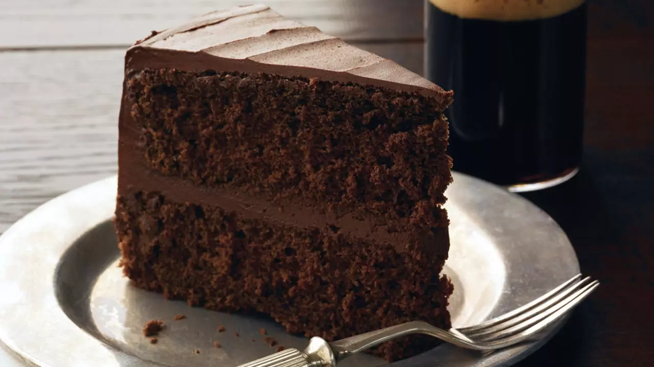 Шоколаддуу муздаткычы бар шоколад катмарлуу торт
