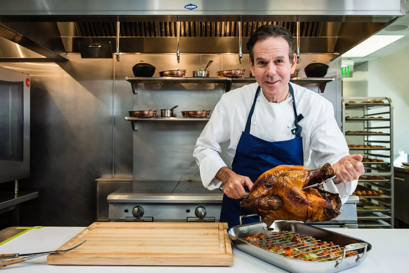 ربما تحتوي الصورة على Thomas Keller Human Person Food Meal and Chef