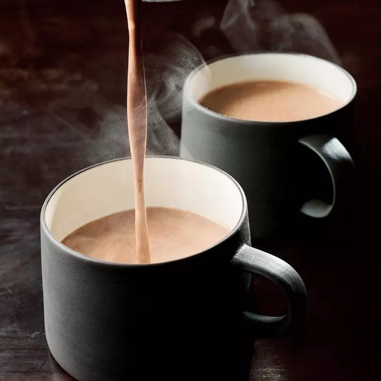 Bildet kan inneholde kaffekopp kopp drikke latte og drikke