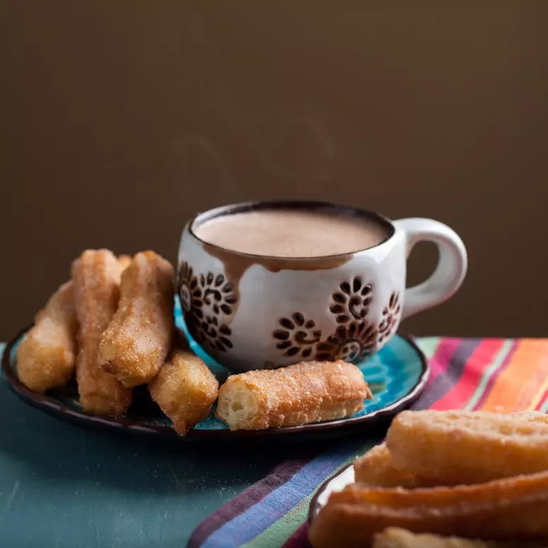 प्रतिमेमध्ये कॉफी कप कप अन्न ब्रेड आणि भांडी असू शकतात