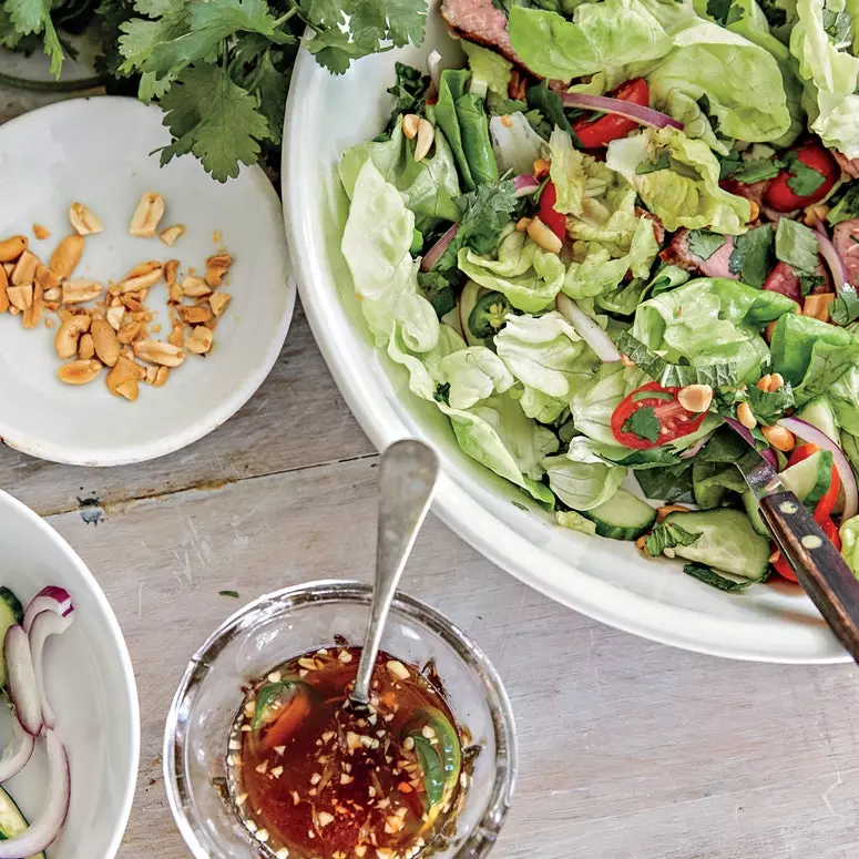 A imagem pode conter Planta Prato Comida Refeição Salada Vaso e Jarra de Cerâmica