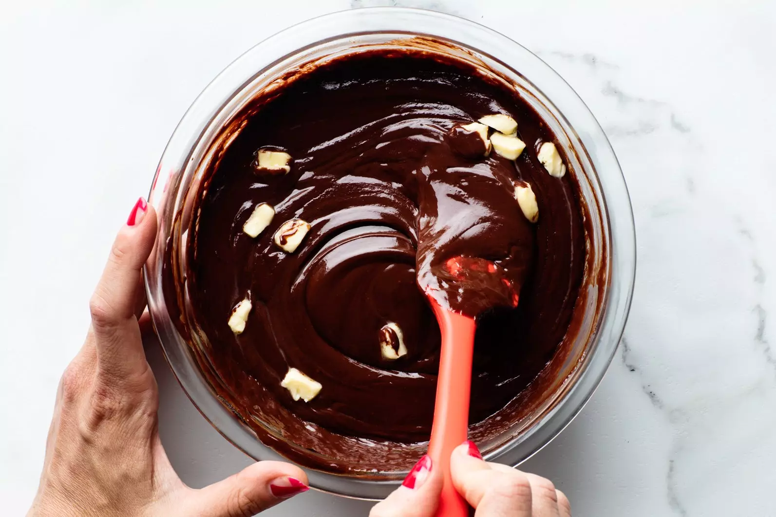 Görüntü İnsan Kişi Yiyecek Tatlı Çikolata İçecek İçecek Bardağı ve Sıcak Çikolata içerebilir