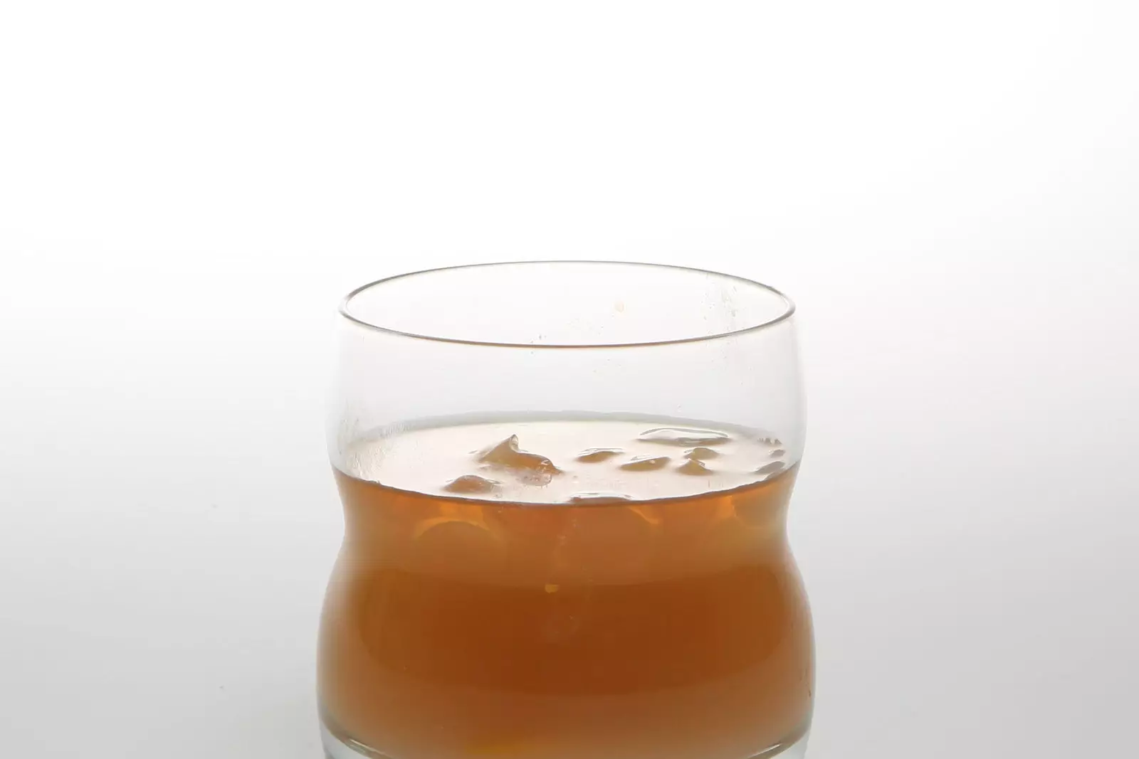 Bild kann enthalen Drénk Getränk Jus Glas Alkohol Béier Téi a Cocktail