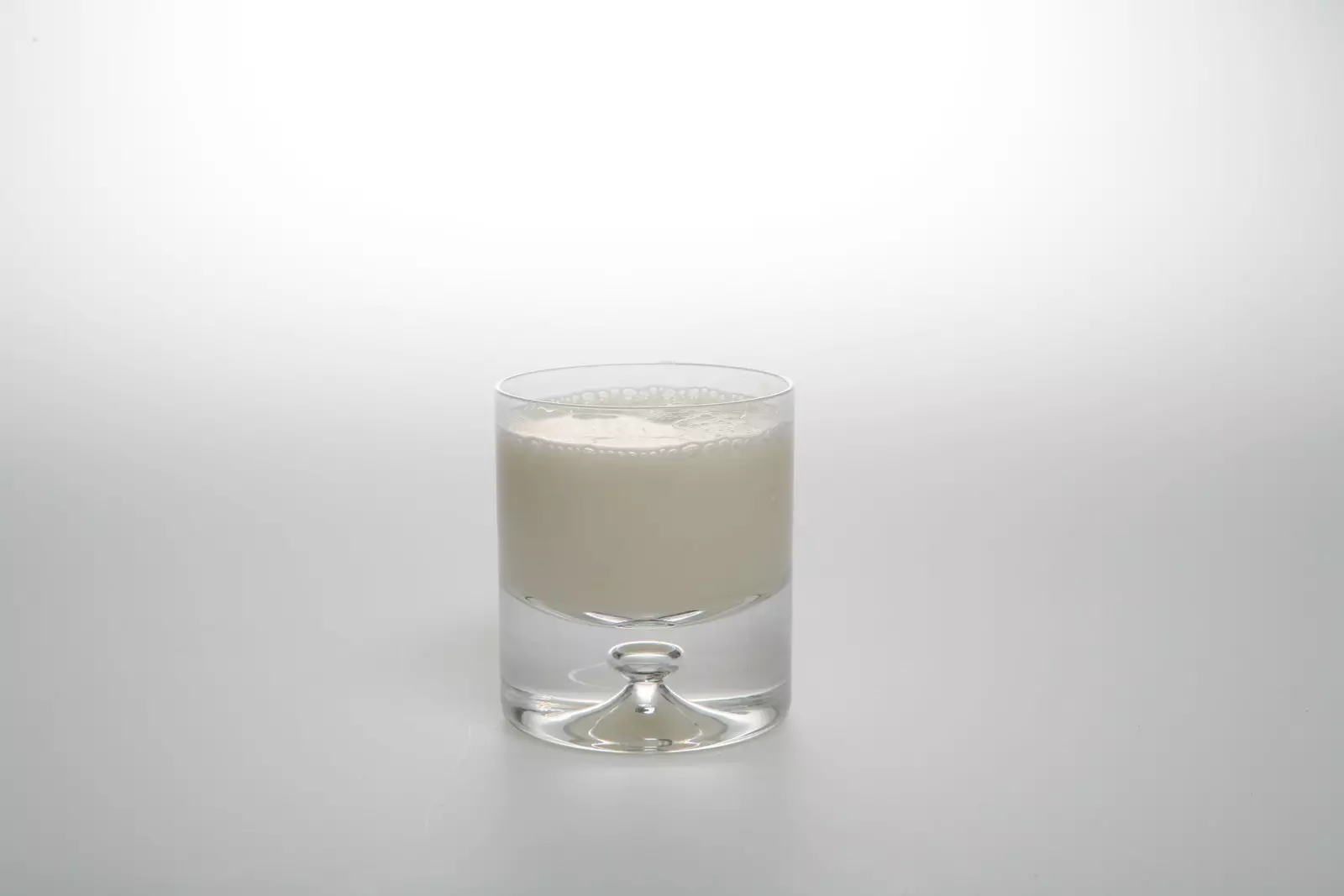 Bild kann enthalen Drink Gedrénks Glas Alkohol Miwwelen Tabletop Cocktail a Mëllech