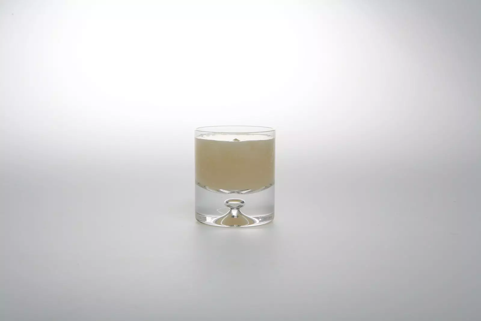 Bild kann Glas drénken Alkohol Gedrénks a Goblet enthalen