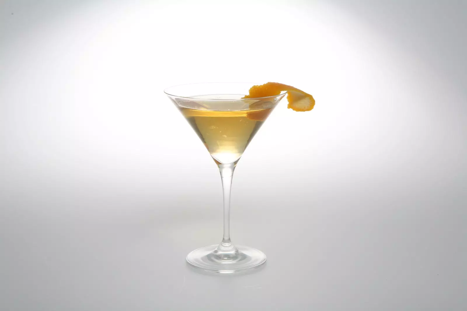 Na obrázku môže byť Drink Cocktail Alcohol Beverage Martini a lampa