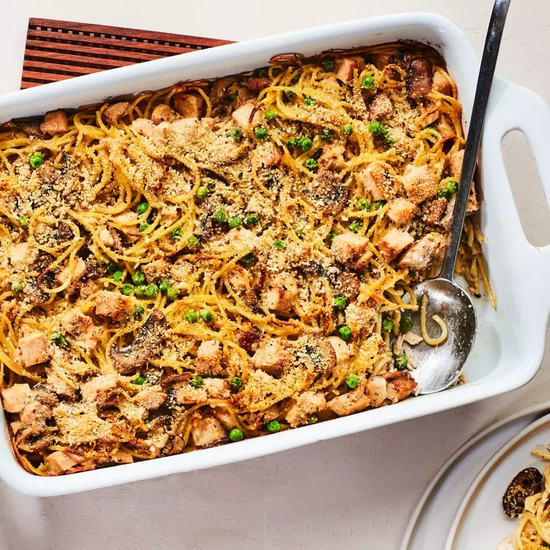 Turkey Tetrazzini หนึ่งในสูตรไก่งวงที่ดีที่สุดของเราในถาดอบเซรามิก โดยเอาหนึ่งเสิร์ฟออกและตั้งเป็น...