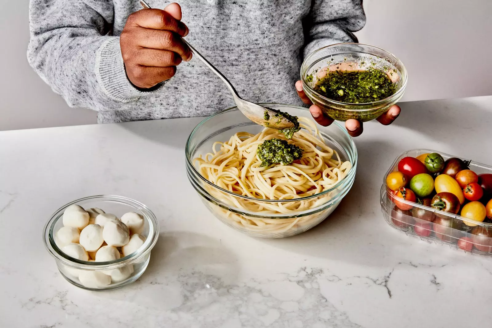 Imej ini mungkin mengandungi Spaghetti Food Pasta Alat Kutleri Orang Manusia Mangkuk Sudu dan Mi