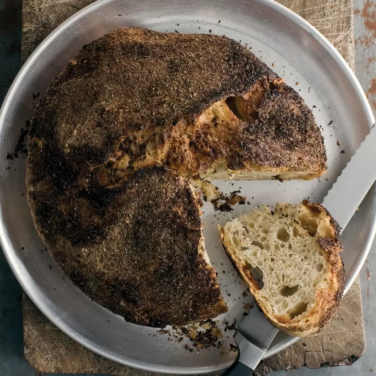 Bröd på en tallrik med en fjärdedel utskuren.