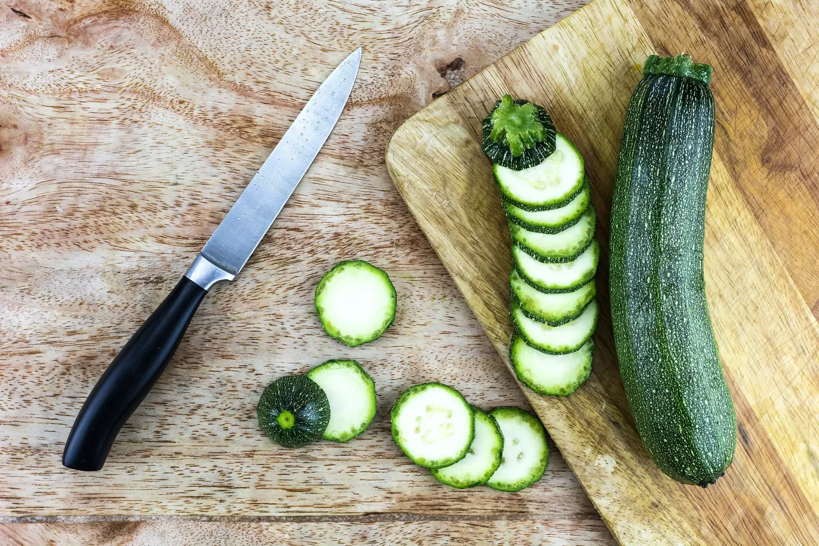 Imej mungkin mengandungi Makanan Tumbuhan Skuasy Sayuran Menghasilkan Pisau Senjata Pisau Senjata dan Zucchini