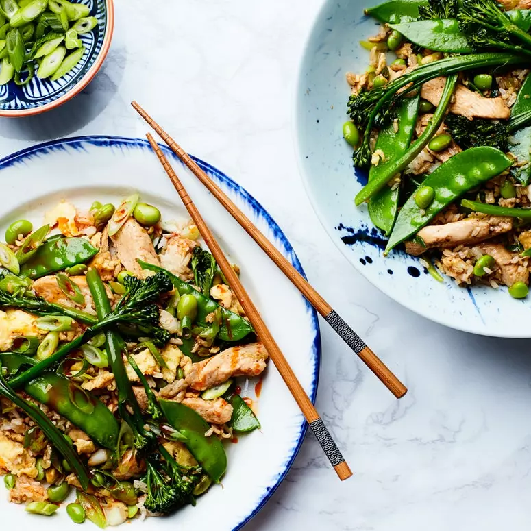 Leder du efter nemme kyllingebrystopskrifter Hurtige retter som denne kylling- og broccolinimiddag laver lækre aftenmåltider.