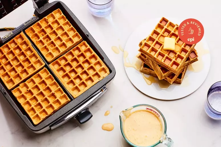 En iyi waffle makinelerinden biriyle yapılan kabarık, kalın waffle.