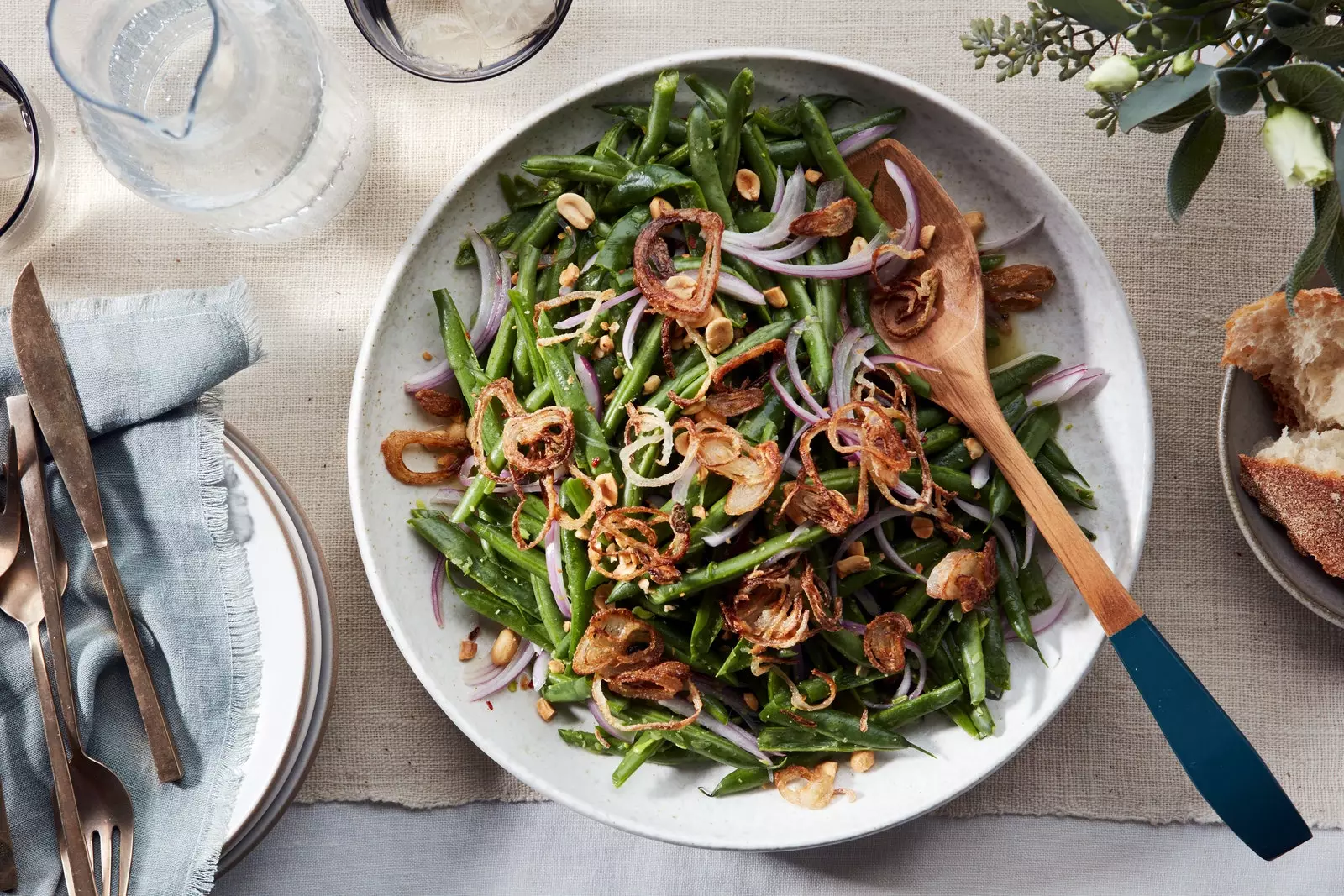 Công thức nấu món salad tốt nhất trong Lễ Tạ ơn Salad đậu xanh đập dập phủ với hẹ tây chiên và hành tím sống.