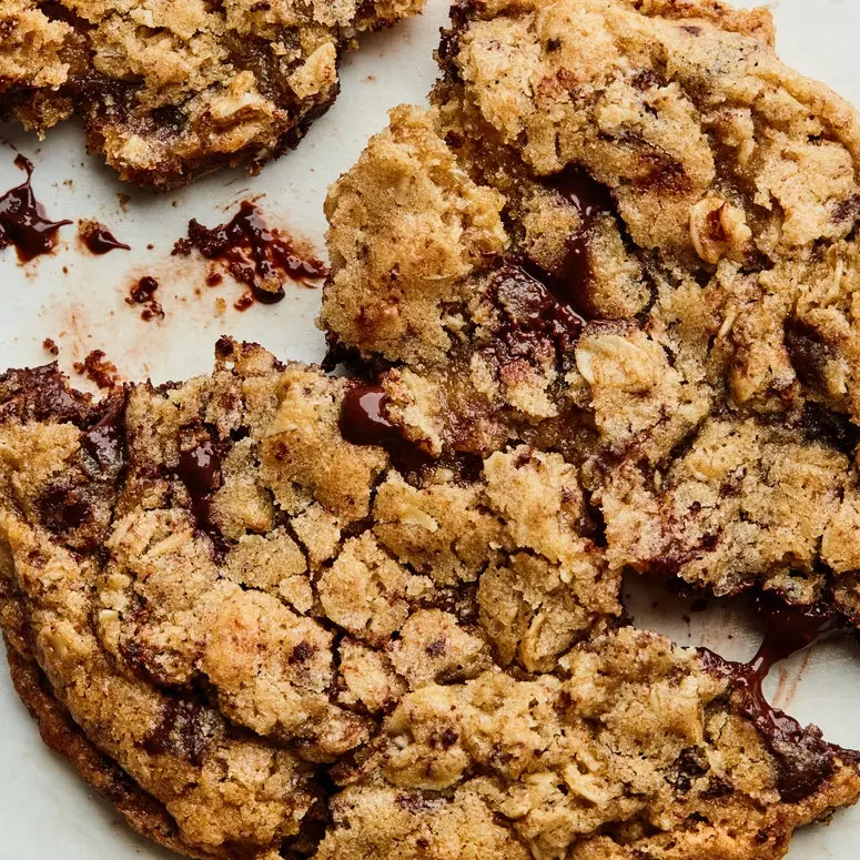 Ritratt ta' cookie taċ-ċippa taċ-ċikkulata tal-ħafur tal-butir immellaħ.