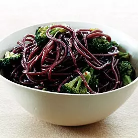 تصوير ۾ شامل ٿي سگھي ٿو Bowl Plant Food Meal Dish Kale Cabbage and Vegetable