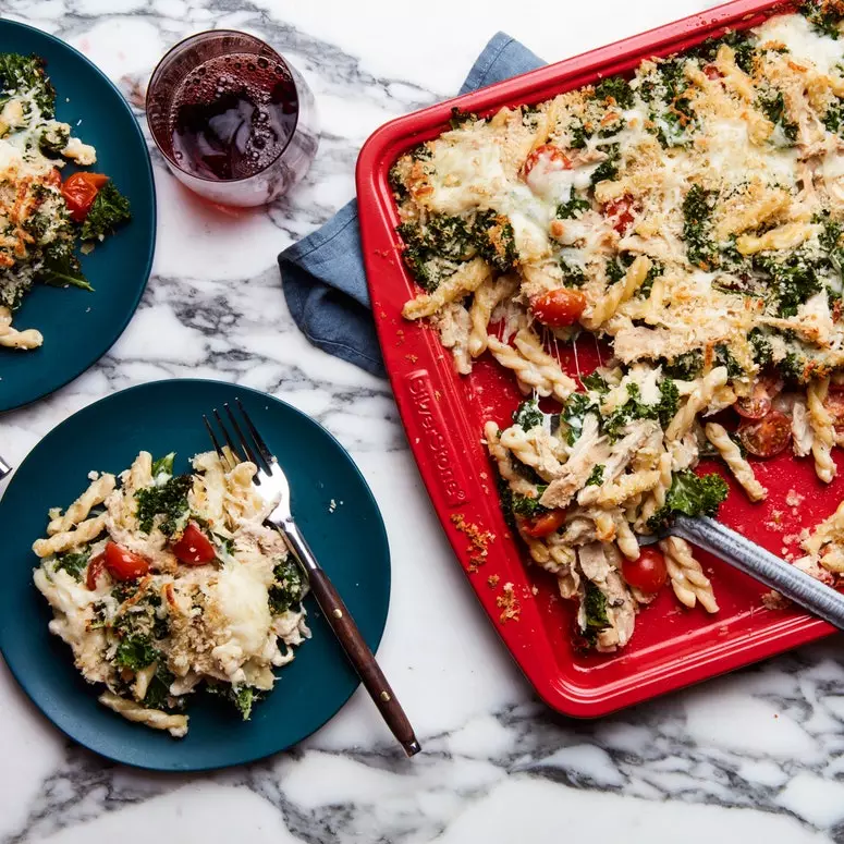 Ang labing maayo nga nahabilin nga mga resipe sa manok ug mga panihapon sa gabii sa semana mao ang sama niining cheesy sheet pan pasta nga puno sa kale.