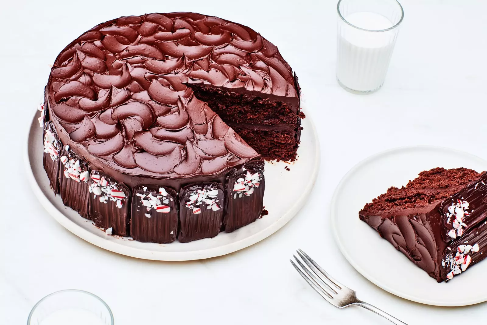 پیپرمنٹ چاکلیٹ کیک کو ایک سلائس کے ساتھ نکال کر پلیٹ میں سیٹ کریں۔