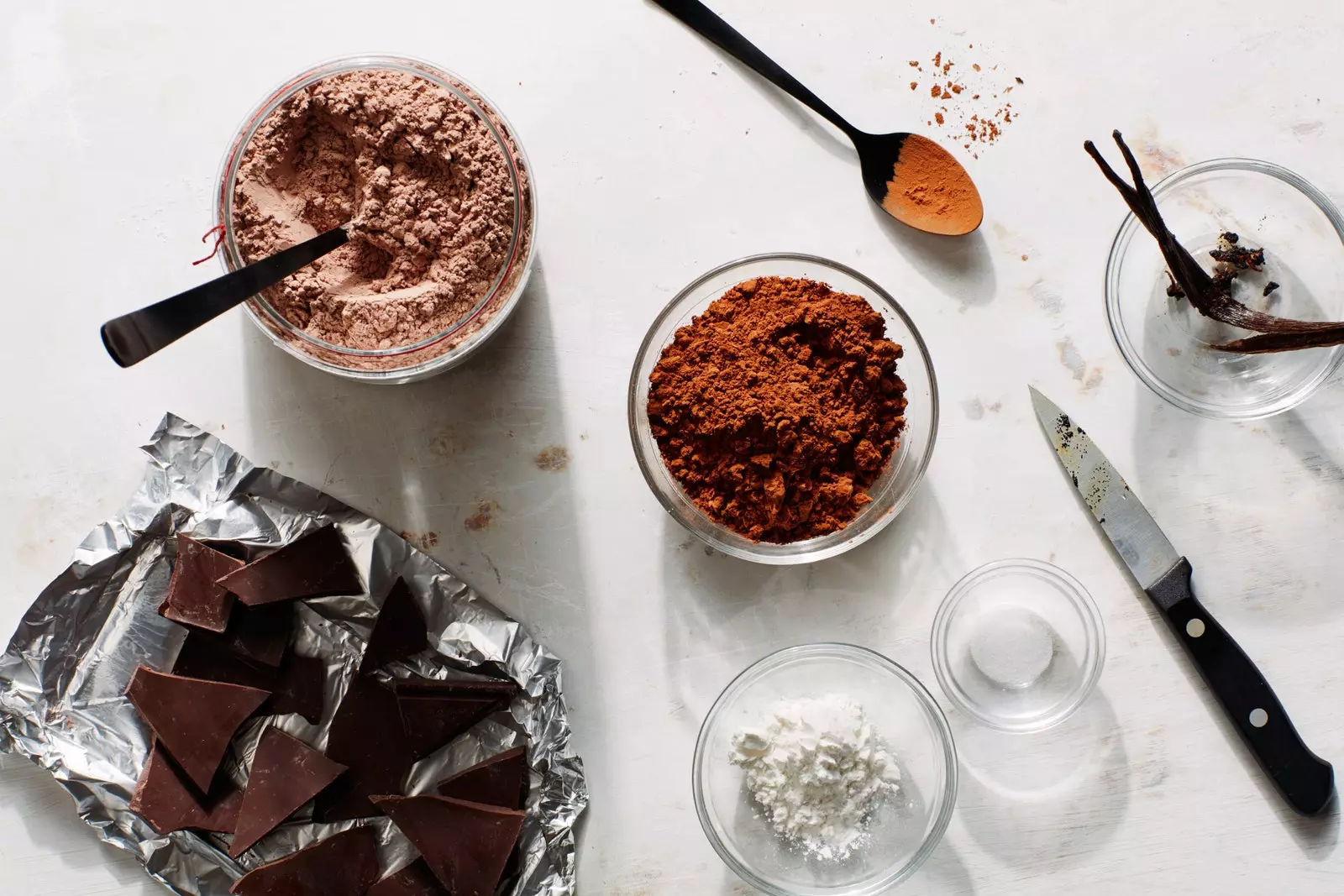 Vista aérea dos ingredientes para a mestura caseira de chocolate quente.