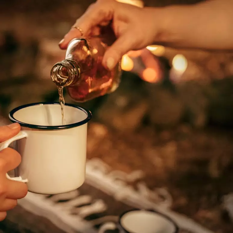 Das Bild kann eine Kaffeetasse und eine Tasse aus Glas mit menschlichem Finger enthalten