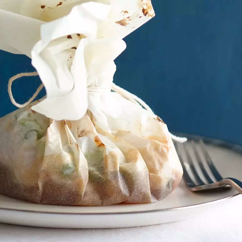 Суретте тағамдық десерт крем кремі ас құралдары шанышқымен мұздатқыш торт кондитерлік өнімдер мен тәттілер болуы мүмкін