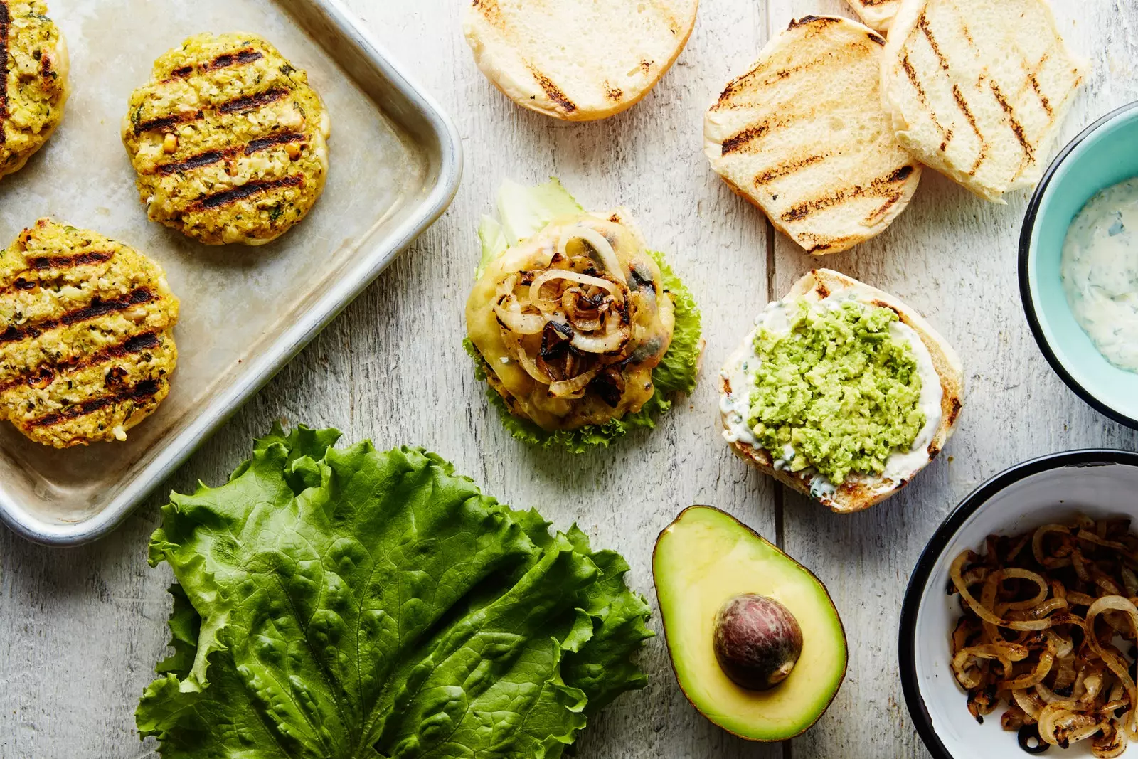 A imagem pode conter Planta Alimentos Pão Almoço Refeição Frutas e Abacate