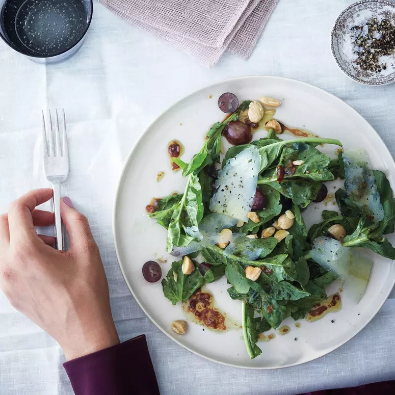 Este posibil ca imaginea să conţină alimente vegetale Produse tacâmuri Furculiţă Persoană umană şi legume