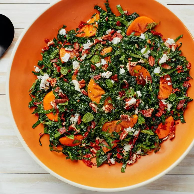 Salada de couve com queijo feta de caqui e presunto crocante