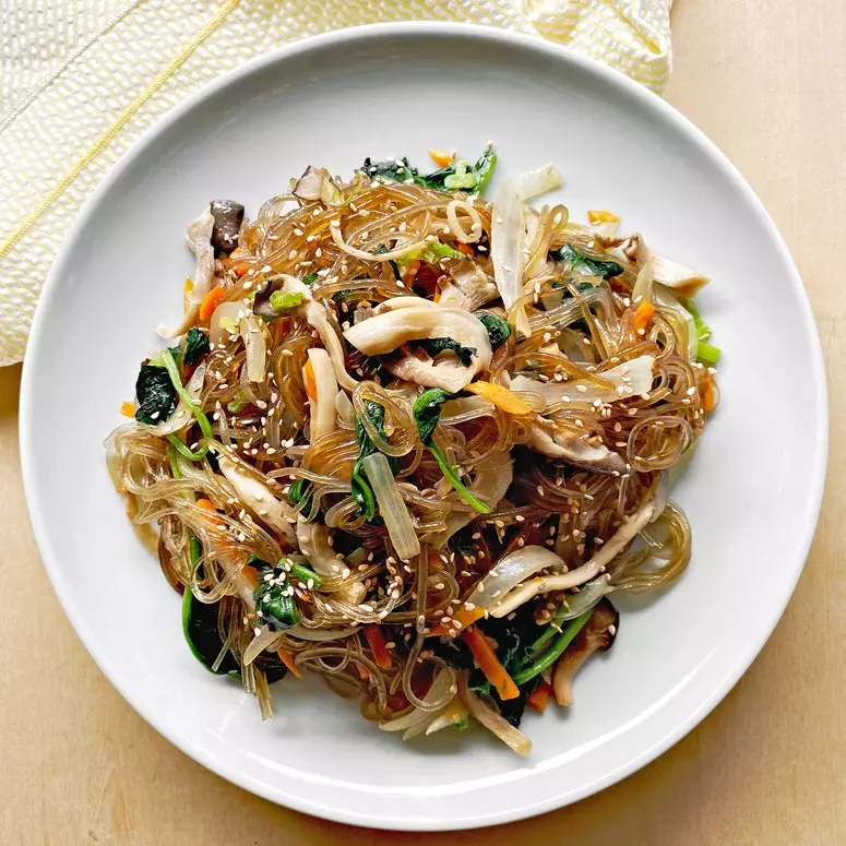 Japchae در یک بشقاب سفید.