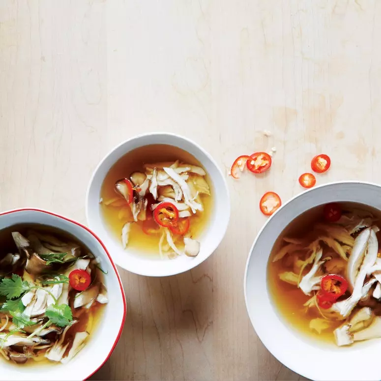 Сликата може да содржи Супа со тестенини за јадење и ручек