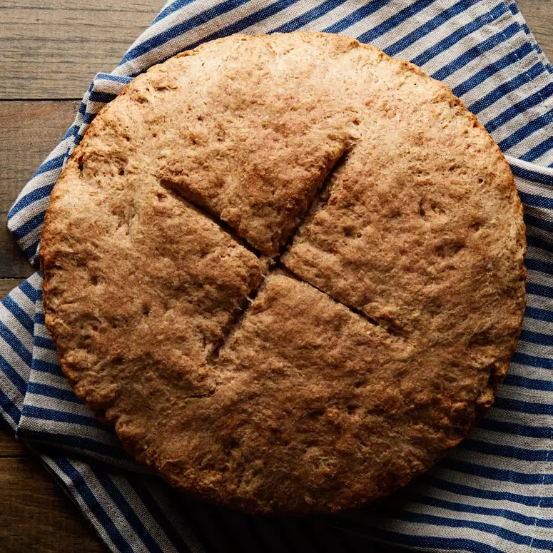 A képen a következők lehetnek: Food Bread Cornbread és Rug