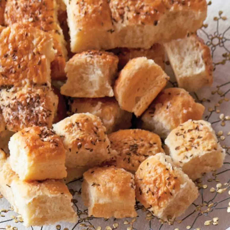 A képen a következők lehetnek: Food Bread Cracker és Bun