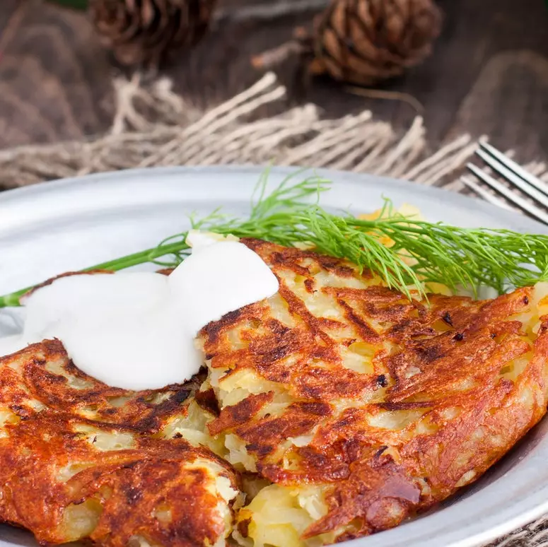 Hoton boxty na Irish, girke-girke na pancake na dankalin turawa na gargajiya daga Ireland. Akwatin da aka nuna akan faranti tare da dill.