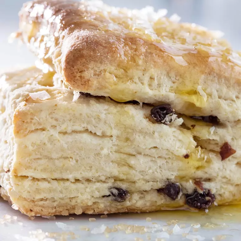 A képen a következők lehetnek: Food Bread Cukrászda Édesség péksütemény és desszert