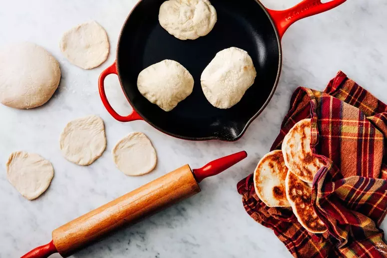 Gambar mungkin berisi: Makanan, Roti, Wajan, dan Wajan