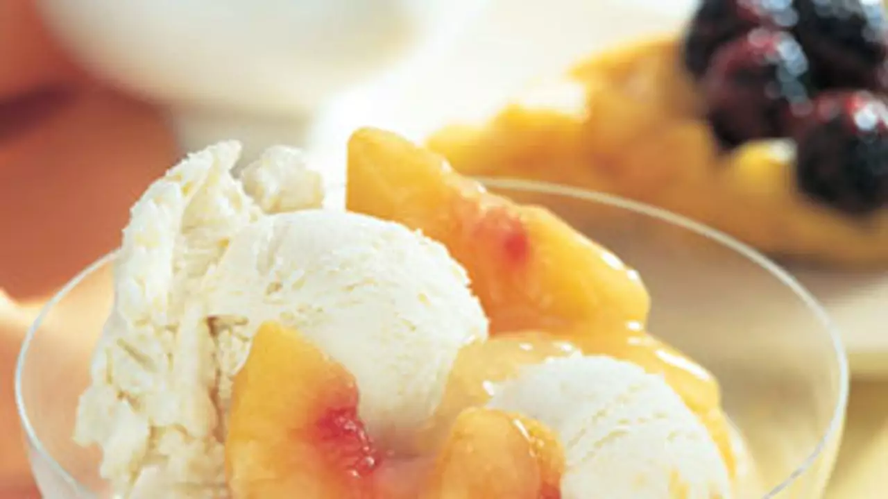 Peach Custard Ice Cream tare da Fresh Peach Compote